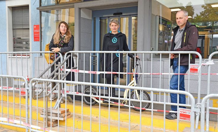 Monatelange Absperrung der Stufen beim Eingang zum Vöcklabrucker Bahnhof