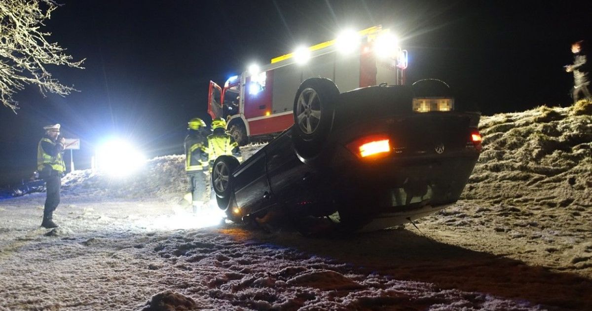 Auto überschlug sich nach Sturz über Böschung