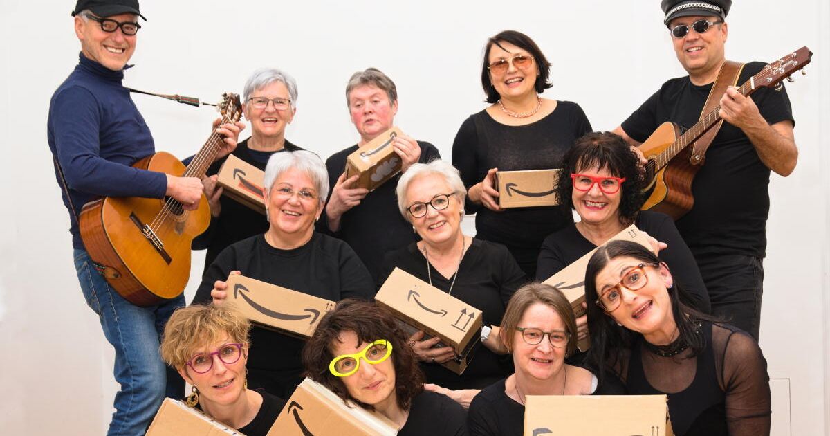 Zehn Frauen halten mit spitzer Zunge dem Publikum einen Spiegel vor