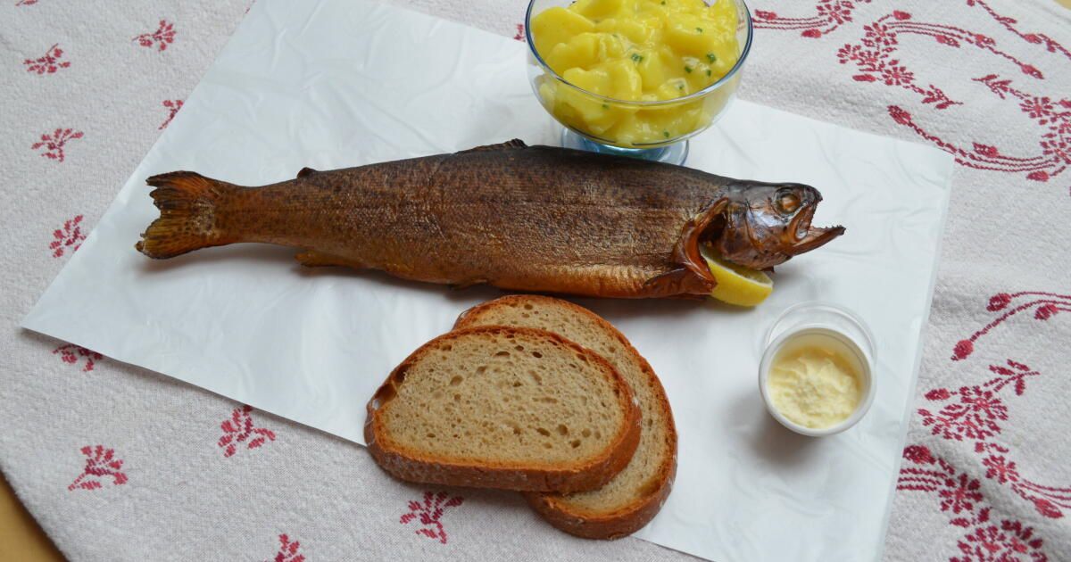 Zum Saisonende kommt in Nebelberg geräucherter Fisch auf den Tisch