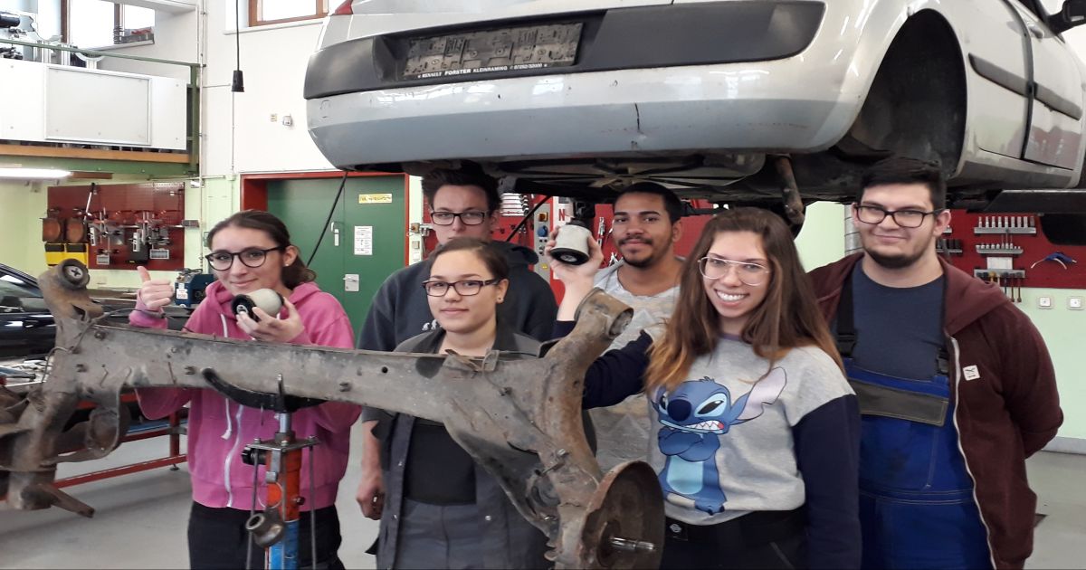 Schüler helfen mit Auto-Reparatur