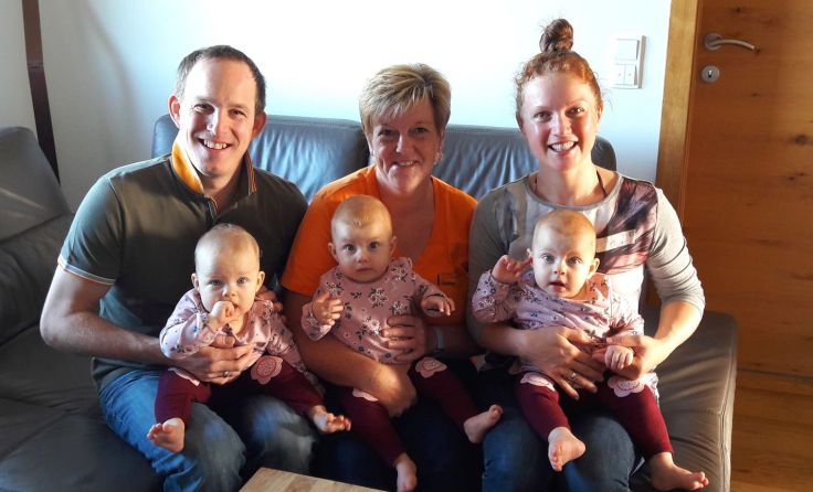 Drillinge halten junge Eltern auf Trab