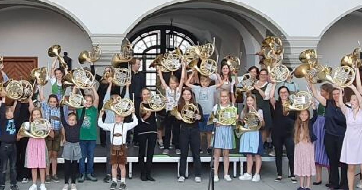 Horngetöne im Schlosshof von Schloss Lamberg