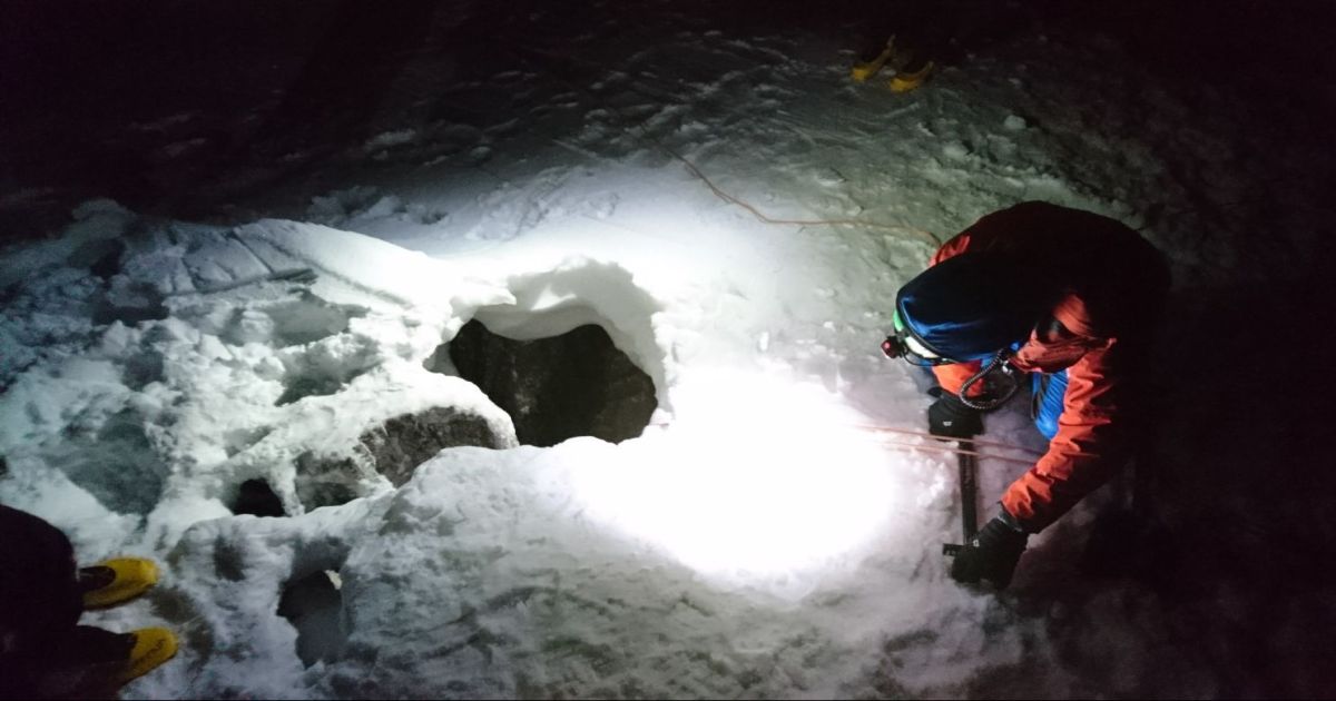 Bergretter bergen einen tagelang Vermissten aus Doline am Dachstein