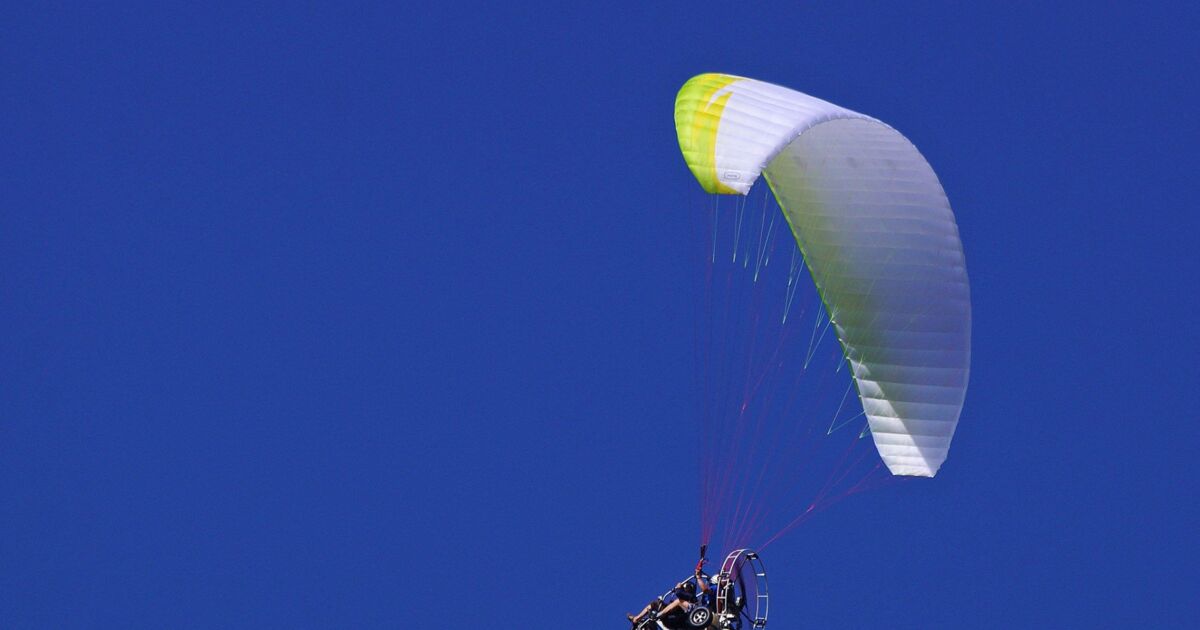 Weltpremiere im motorisierten Paragleiten mit eineinhalb Liter Sprit