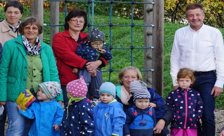 Tagesmütter und Tageskinder feiern und bedanken sich bei ihrer Gemeinde