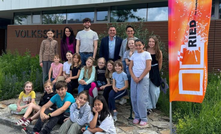 Rieder Volksschüler singen sich in die Herzen der Zuhörer