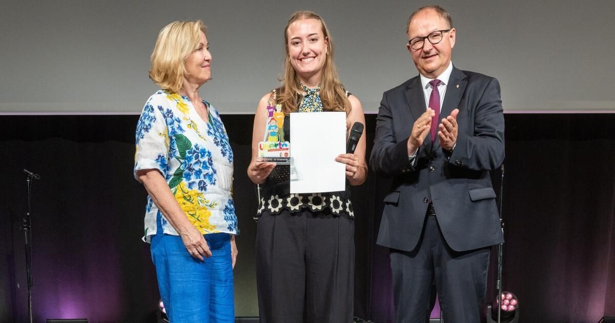 Lea Reisegger aus Lohnsburg freut sich über Kinderschutzpreis
