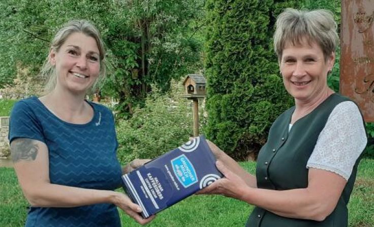 Bäuerinnen des Bezirkes Kirchdorf verteilten Kaffeeobers an die Gastronomie