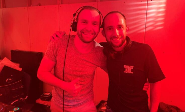 Die Gentlemen hinter dem DJ-Pult