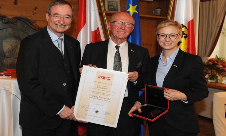 Goldene Verdienstnadel der WKÖ für den ehemaligen Präsidenten der WKO ...