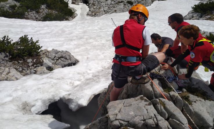 14-Jährige stürzte 20 Meter tief in Doline: erfolgreiche Bergung am ...