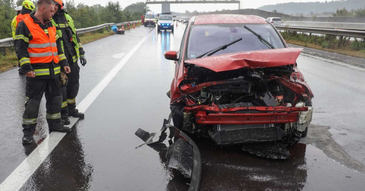 Vollbesetztes Auto krachte auf der A25 bei Pucking in die Leitschiene