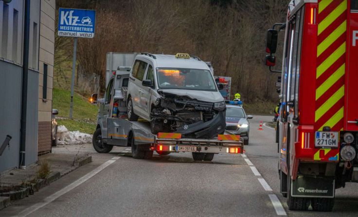 Eine Person bei Kollision auf Kreuzung in Scharnstein verletzt