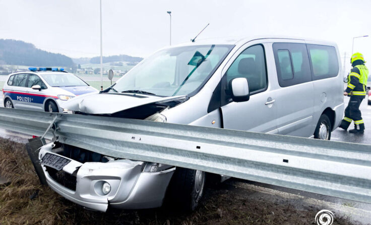 Auto verkeilte sich unter der Leitplanke