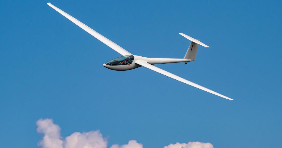 Segelflugzeug landete in einem Feld in Nußdorf am Attersee