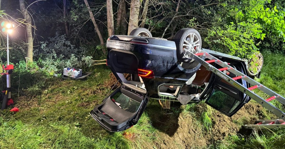 Feuerwehr Neustift bei Personenrettung nach Unfall in Bayern im Einsatz
