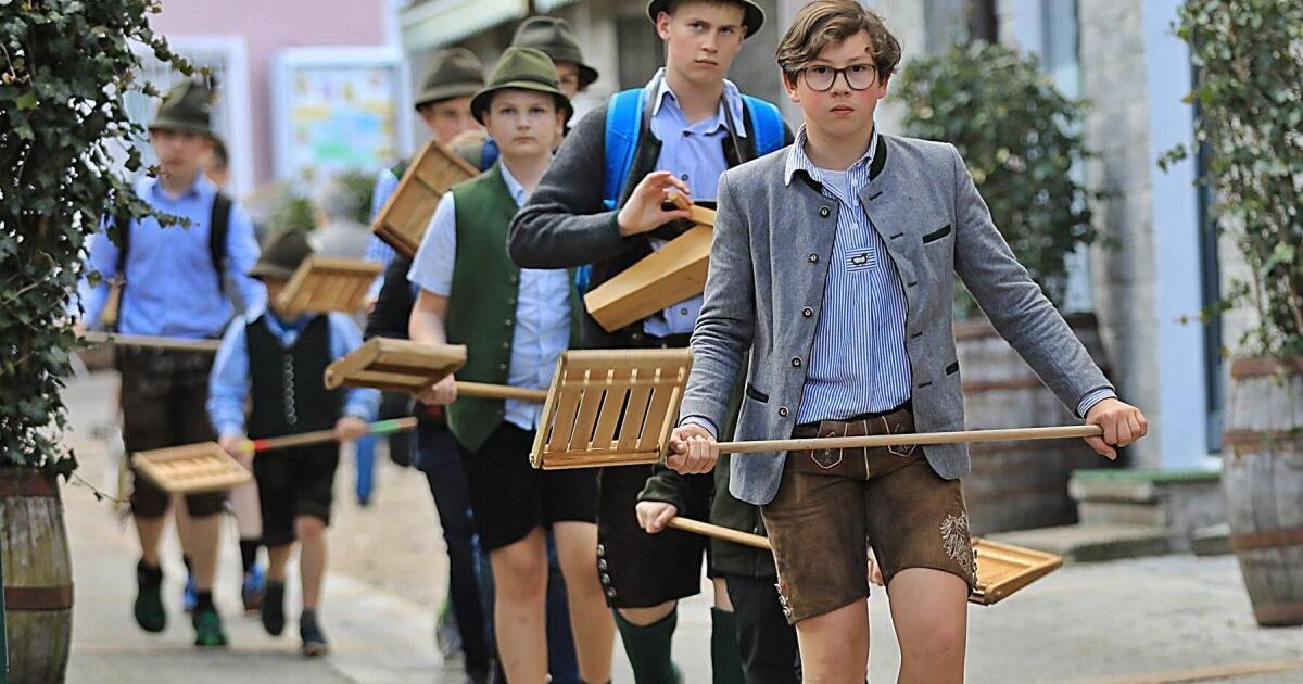 Von Fahnl'n und Rumpeln: In der Karwoche kommen die Ratscherbuam