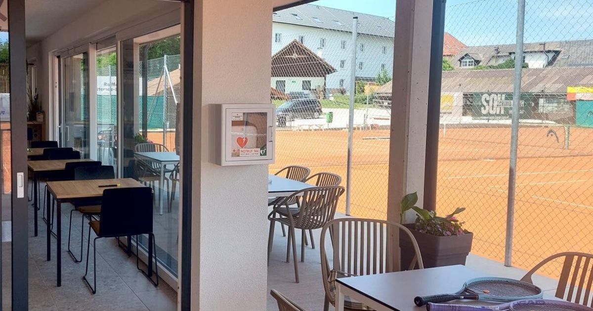 Tennisclub Kammer reagiert nach Notfall: Neuer Defibrillator kann Leben ...