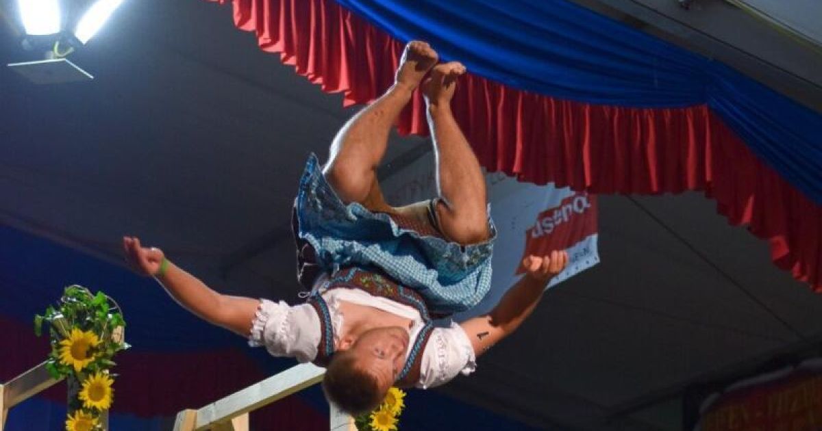 Vom Salto bis zum Bauchfleck beim Handenberger Dirndlspringen