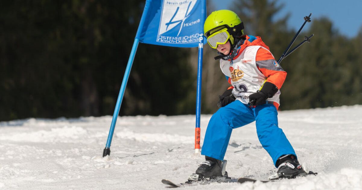 Ski-Haserl wedeln in Bad Leonfelden den Hang runter: Kinder ...