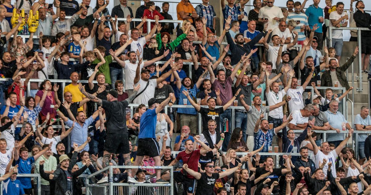 Jetzt steht auch das Gastro-Angebot für die Fans im neuen Blau-Weiß ...