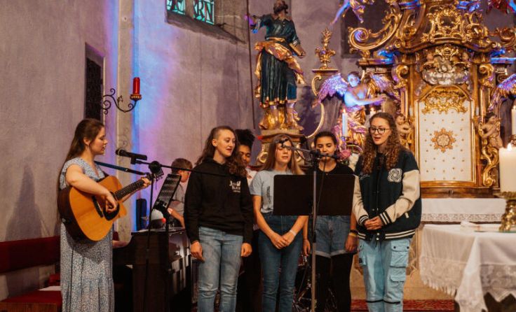 Junge Kirche: Bischof kommt zur Jahrestagsfeier