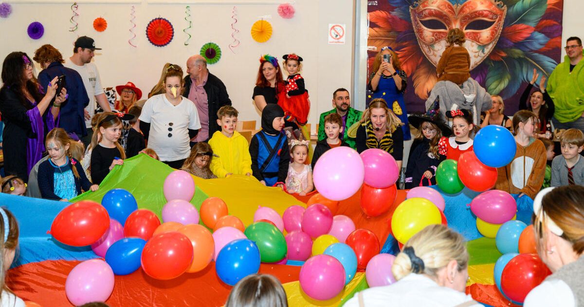 Kasperl, Spiel und Spaß beim Kinderfasching in Schwertberg