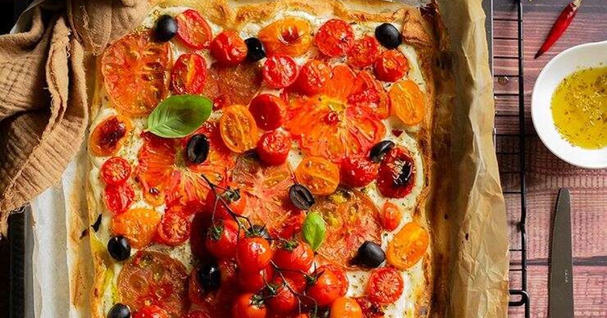 Pizza bianca mit Tomaten