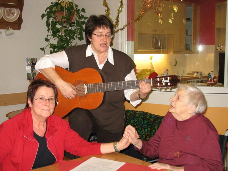 Singen bringt Freude ins Altenheim