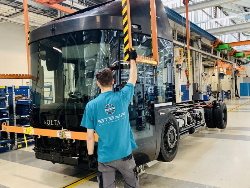 Serienproduktion von Elektro-Trucks startet in Steyr