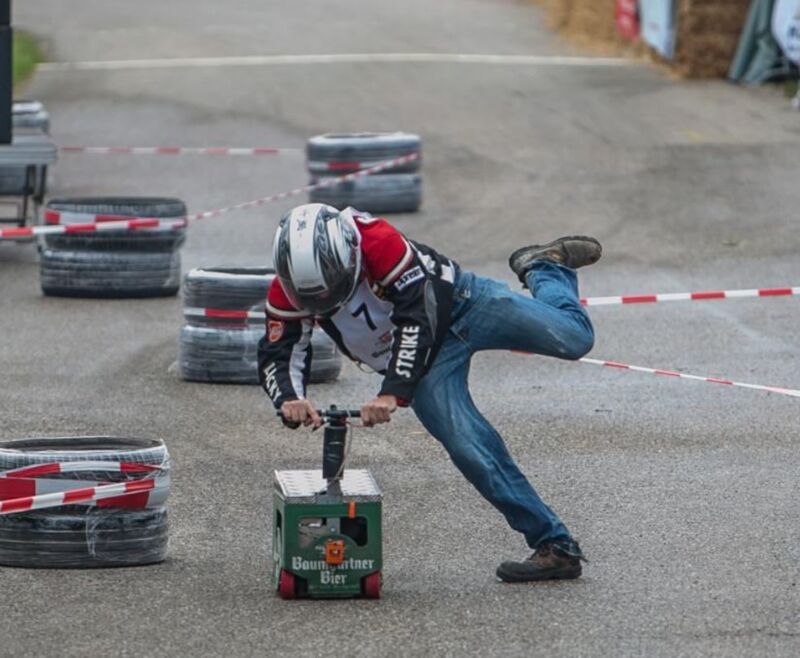 Spannendes Rennen auf Bierkisten inklusive Fernsehdreh in Munderfing