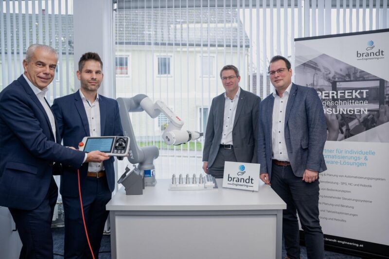 Sparkasse-Vorstandsdirektor zu Besuch im Almtal Camp und bei Brandt ...