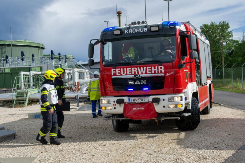 23 Feuerwehren aus fünf Bezirken übten Brand bei Rohöl-Tanklager