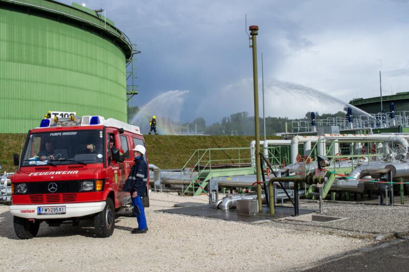 23 Feuerwehren aus fünf Bezirken übten Brand bei Rohöl-Tanklager