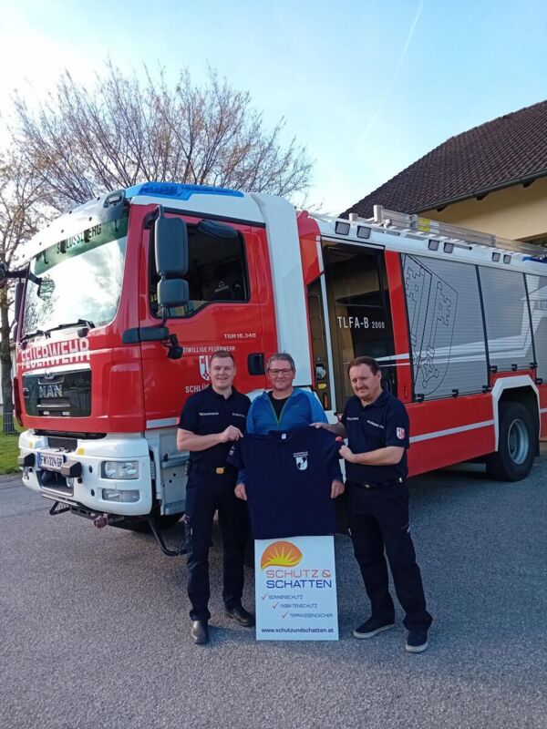 Neue T-Shirts für Schlüßlberger Feuerwehler