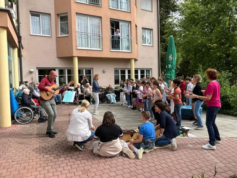Haager Kinder sagen für die Senioren