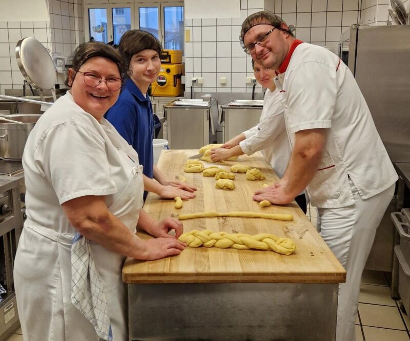 Ein fröhlicher Küchenchef mit Leidenschaft fürs Kreative und Frische