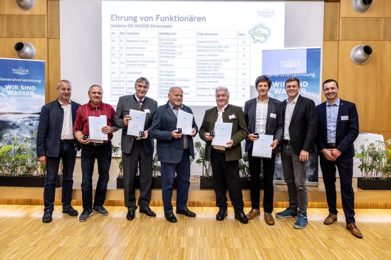 Goldene Wasser-Ehrennadel für Wassergenossenschafts-Funktionäre