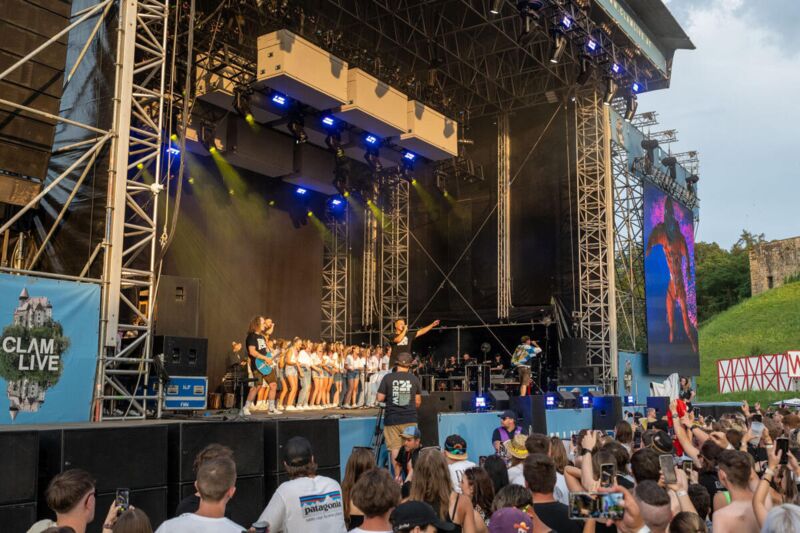 Bad Kreuzener Schüler live auf der Bühne mit Tream auf Burg Clam: 7.000 ...