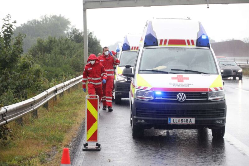 Vollbesetztes Auto krachte auf der A25 bei Pucking in die Leitschiene
