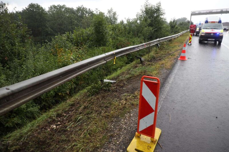 Vollbesetztes Auto krachte auf der A25 bei Pucking in die Leitschiene