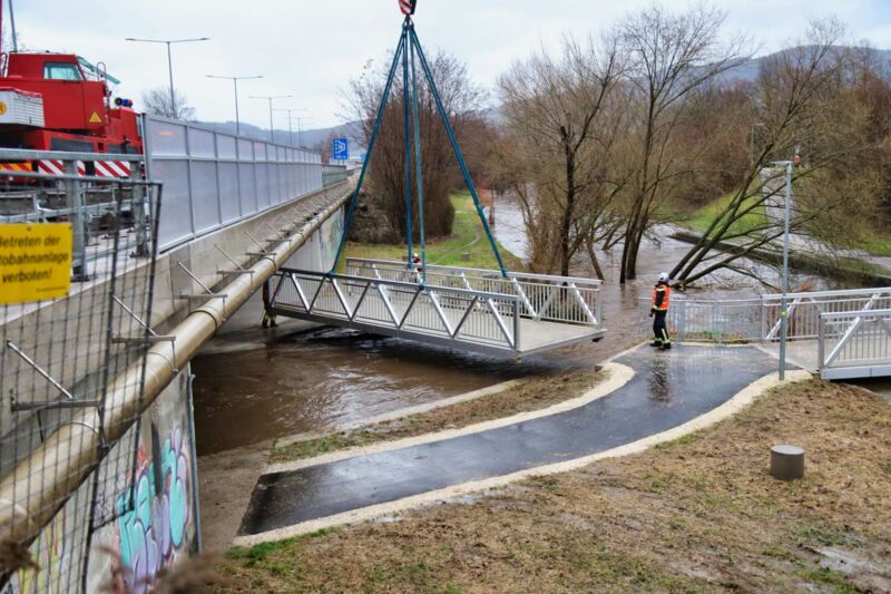 Hochwasser in Linz: Fußgängerbrücken über den Haselbach und den ...