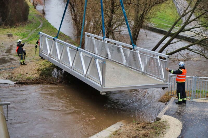 Hochwasser in Linz: Fußgängerbrücken über den Haselbach und den ...