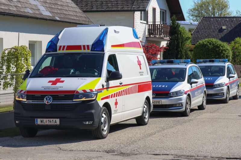 Rettung, Notarzthubschrauber und Polizei bei Reanimation in Marchtrenk ...