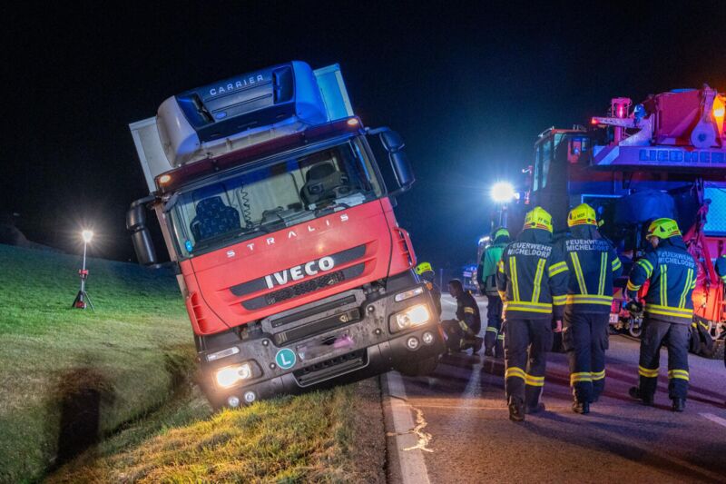 Aufwendige Lkw-Bergung in Roßleithen mit drei Seilwinden und einem Kran