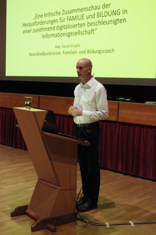 Bildungscoach hielt Vortrag über Kinderprobleme