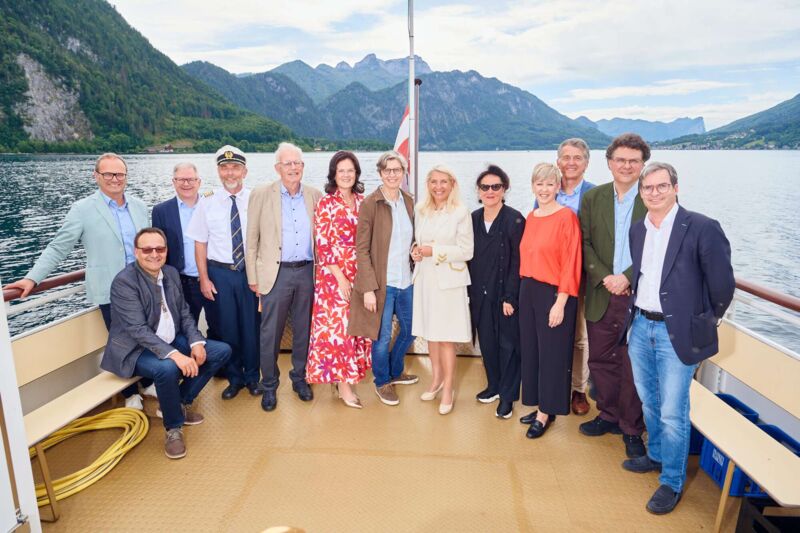 Attersee-Schifffahrt: Eröffnung des ersten schwimmenden Künstlersalons ...