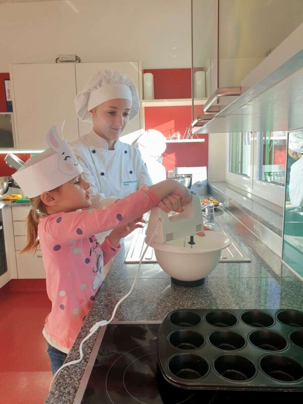 Schüler kochen für Kinder