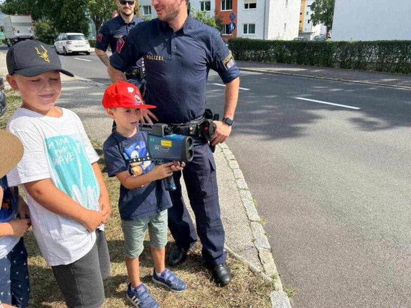 Polizeibesuch begeistert Kinder aus Pucking